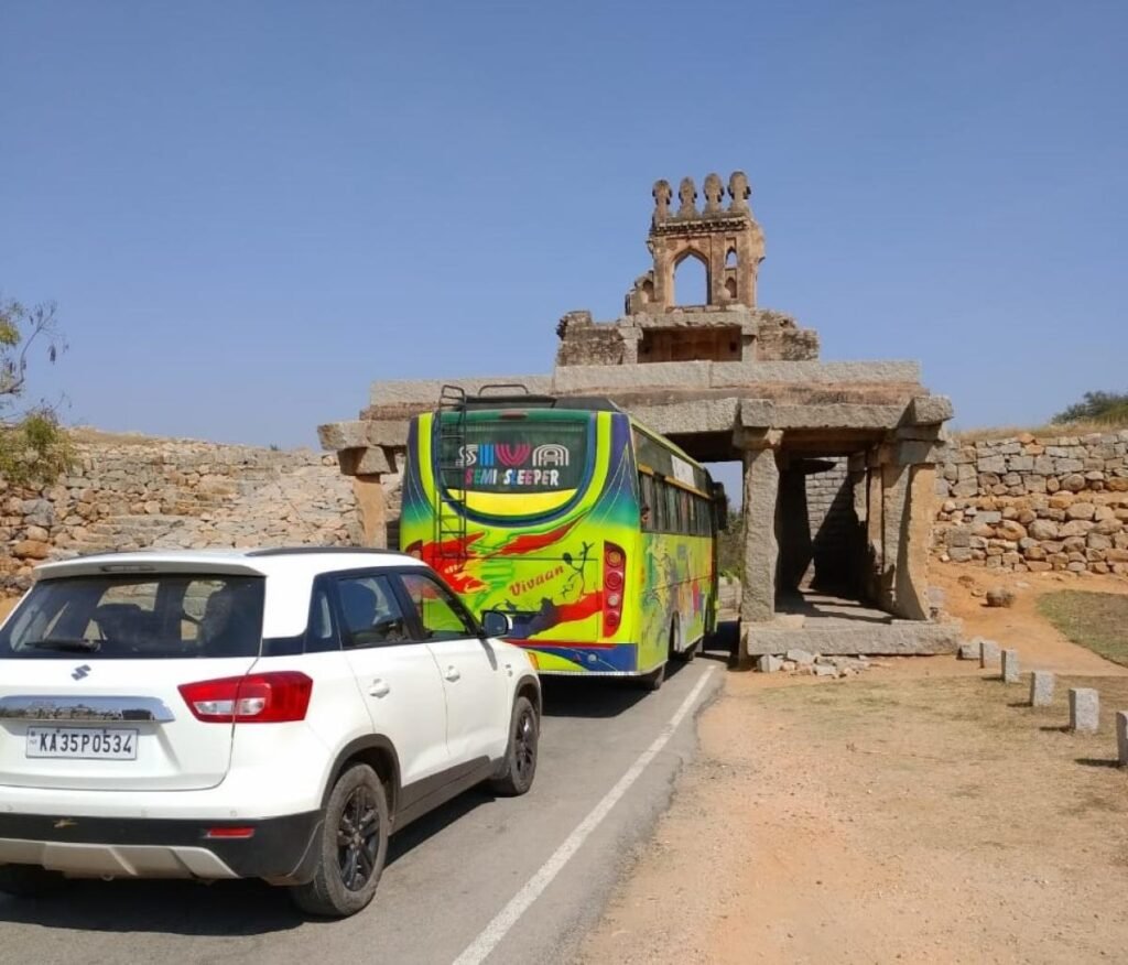 Bus gets stuck at Hampi Gate - hospet.online