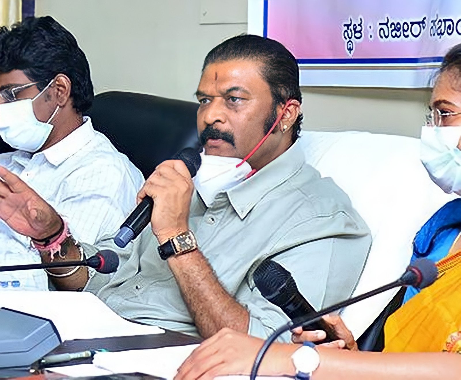 Minister Anand Singh: I am ready to give Ballari charge to Sriramulu ...