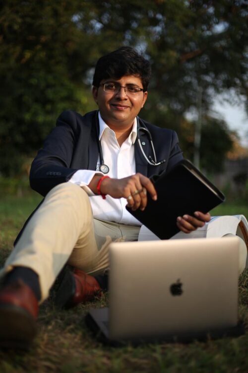 Dr.Anish- Reaches out to people to fight the pandemic - hospet.online