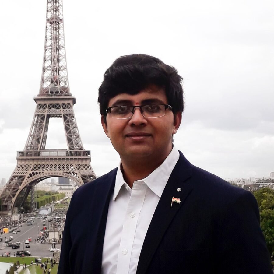 Dr.Anish- Reaches out to people to fight the pandemic - hospet.online