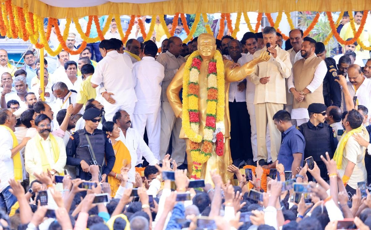Chandrababu takes pride in unveiling NTR statue in Bellary - hospet.online